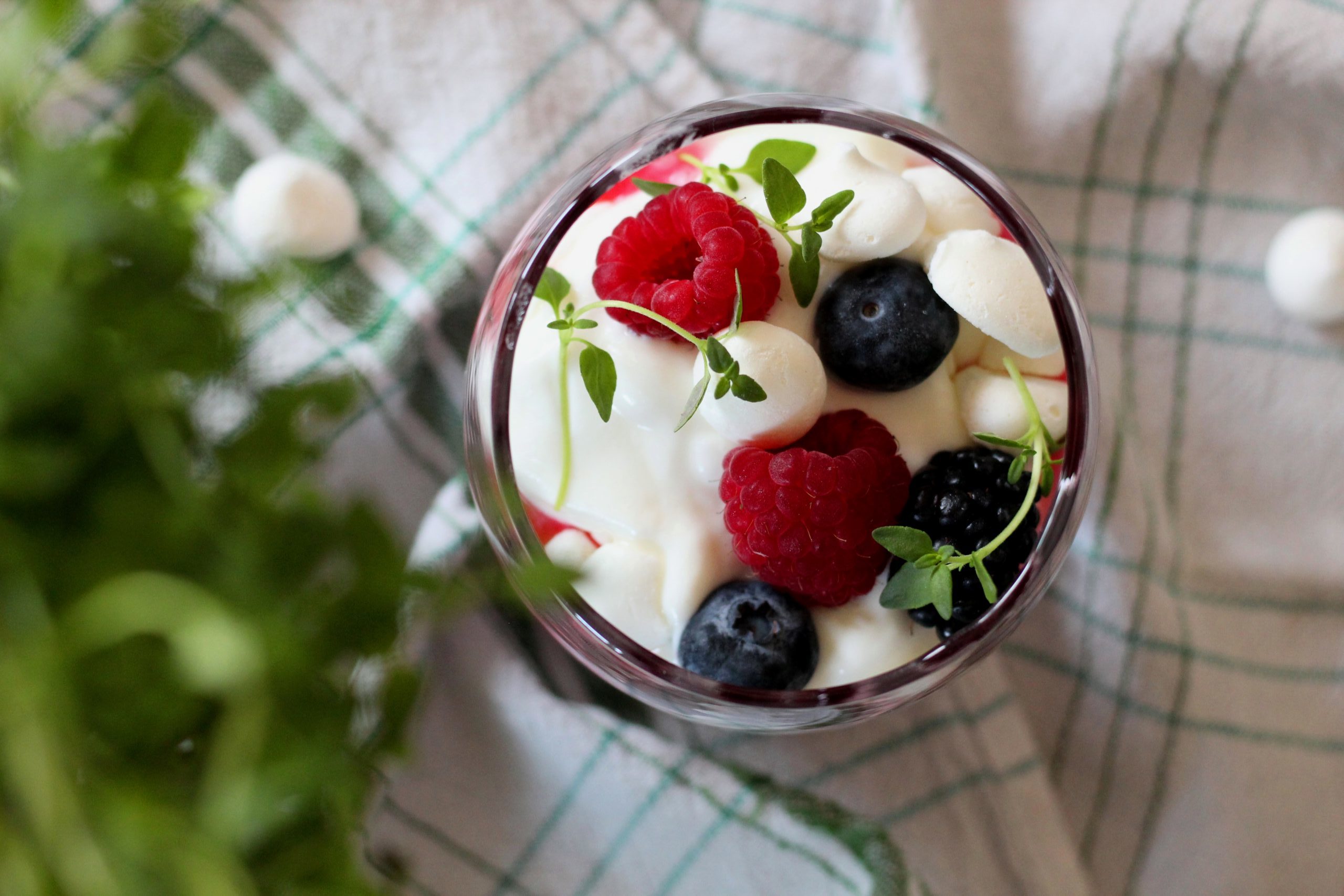 Malinowy deser z mini bezami